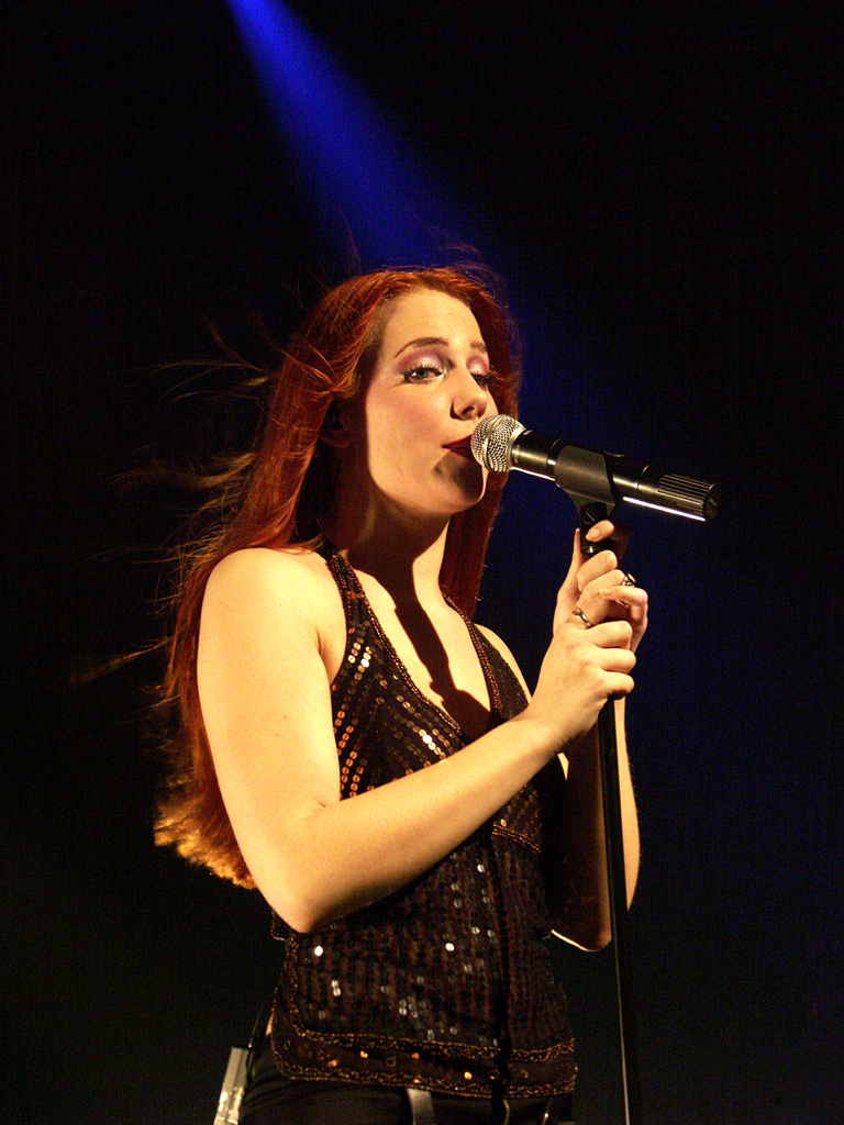 HOLLYWOOD ALL STARS: Dutch Singer Simone Simons Bio and Pictures