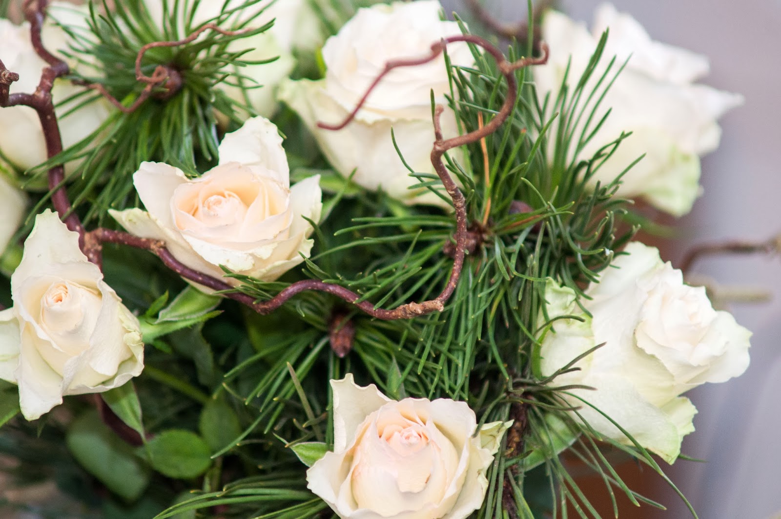 Kreativ Tankeknips: Julebuket med hvide roser og fyrregrene