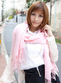 Asahina Akari Wearing Pink Shawl