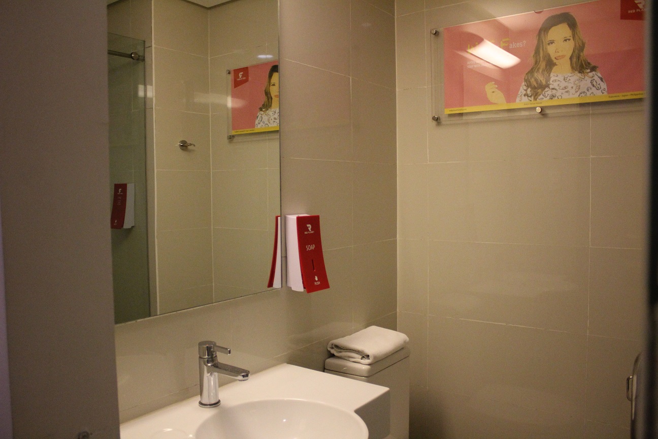 Budget Hotel in Manila: The Red Planet Makati Avenue Blog Review