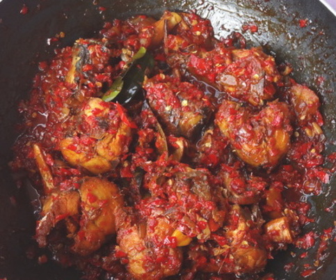 Surinaams eten!: Bumbu Bali: Javaanse gebakken makreel in hete rode saus