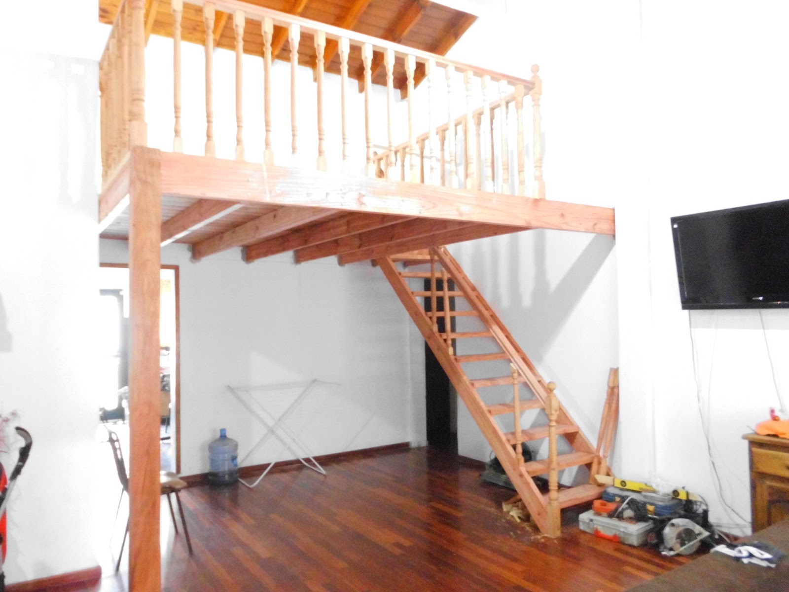 Entrepisos de madera, escaleras.: Entrepiso con balautres