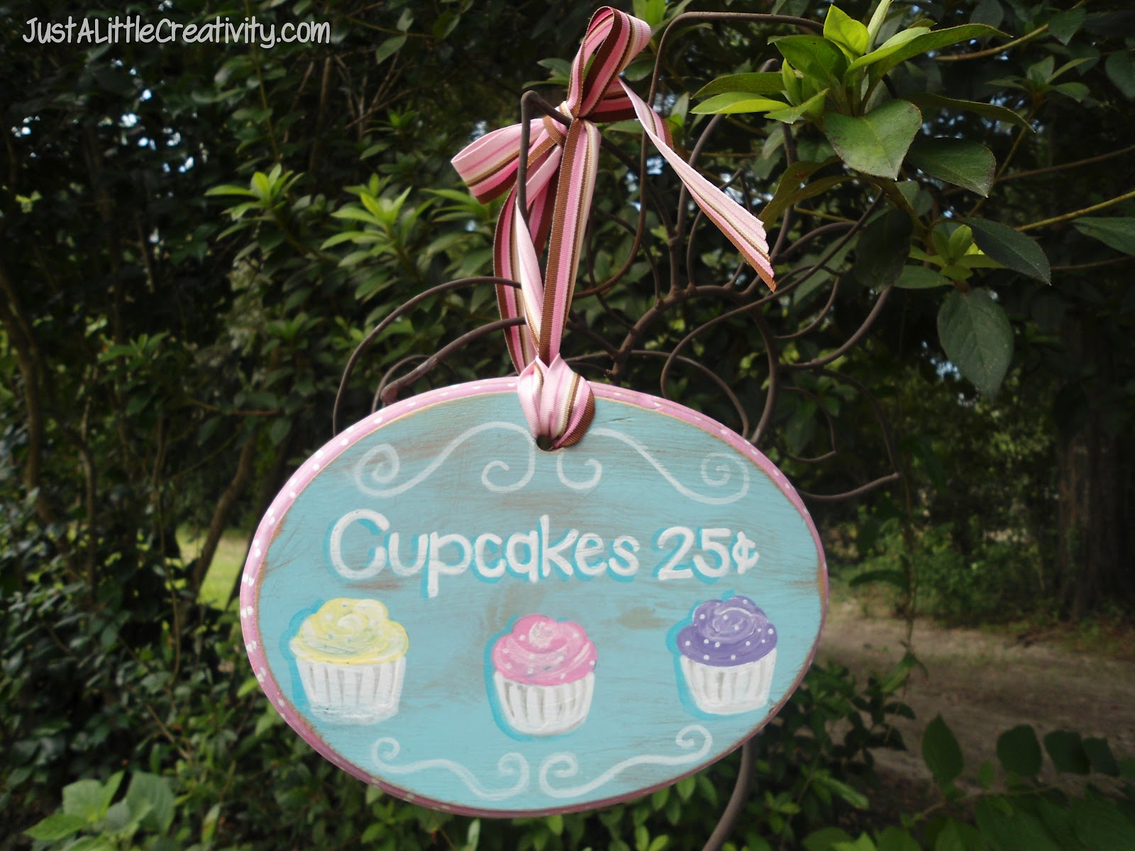 How to Paint an Old Fashioned Cupcake Sign {Tutorial}