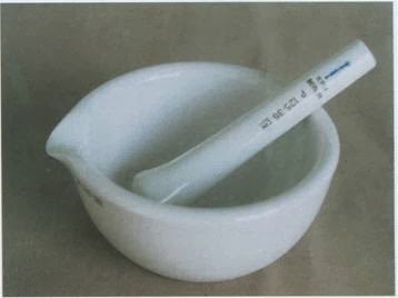 Materiales de laboratorio clínico.: Mortero con mano o mazo.