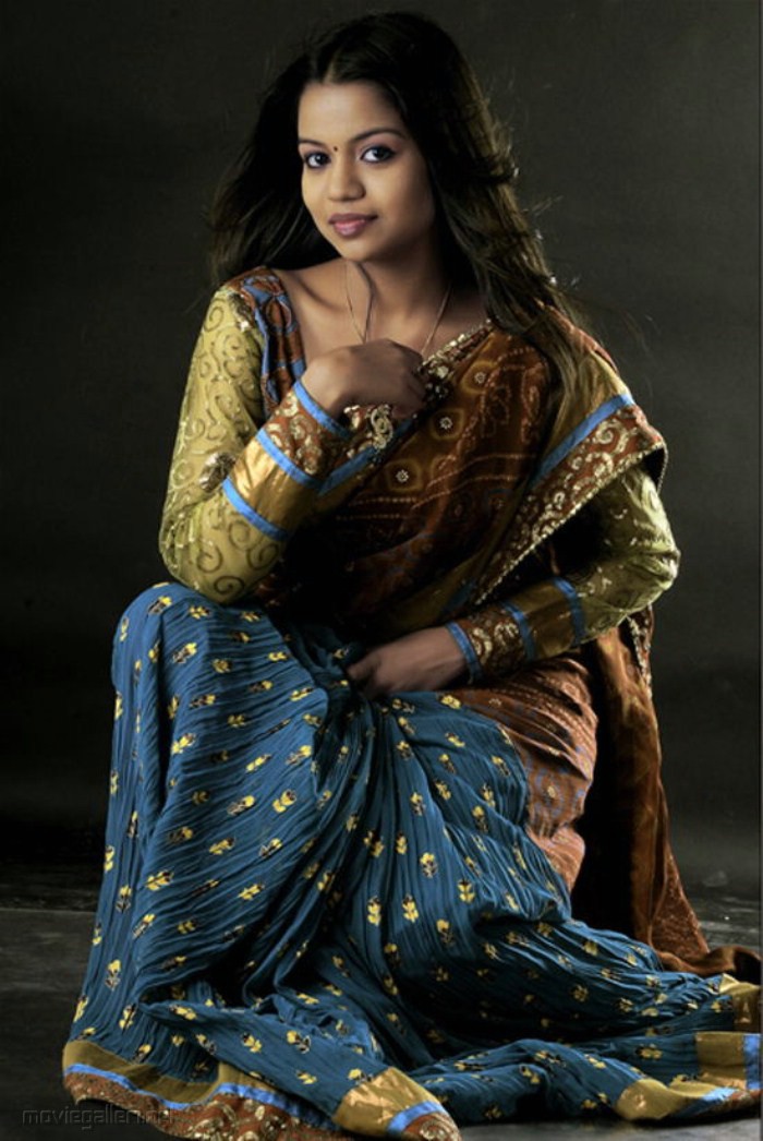 Telugu Actress Bhavya Cute Photoshoot Stills ~ Cinindya