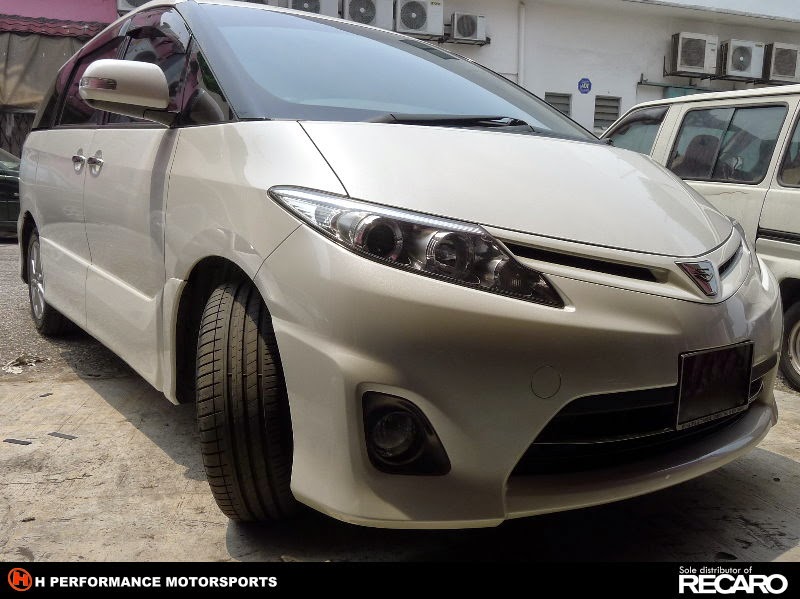 Premium Car Floor Mat: Toyota Estima ACR50 Black Square Patterned Floor Mat