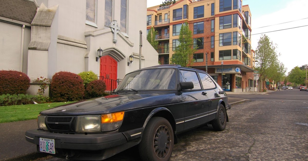 OLD PARKED CARS.: 1984 Saab 900 Turbo.