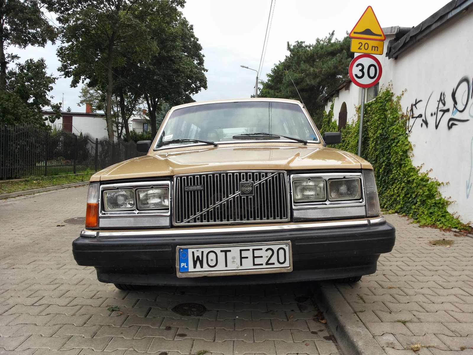 Old Parked Cars Warsaw: Saturday double shot:FSM 126p & Volvo 240D
