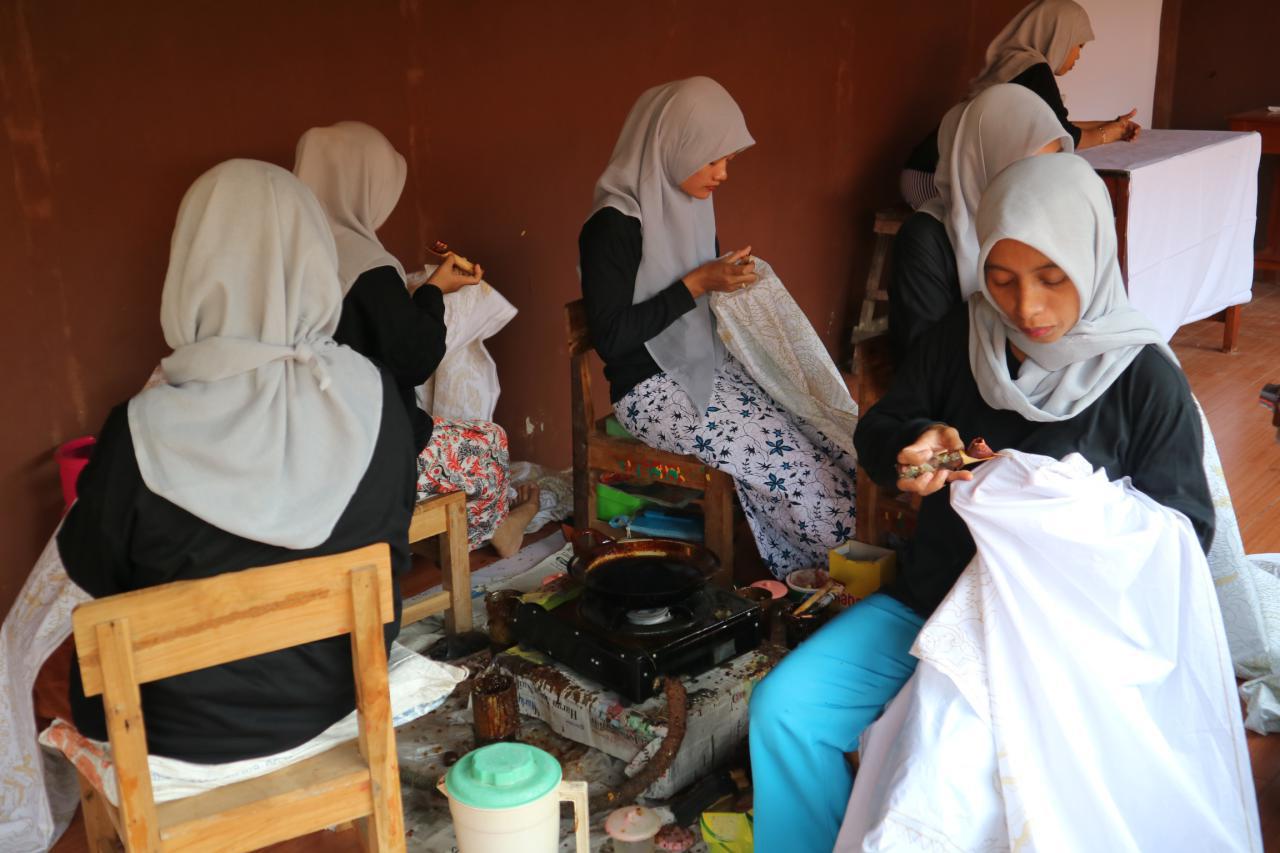 MENGINTIP PROSES PEMBUATAN BATIK DI PADEPOKAN PESISIR PEKALONGAN