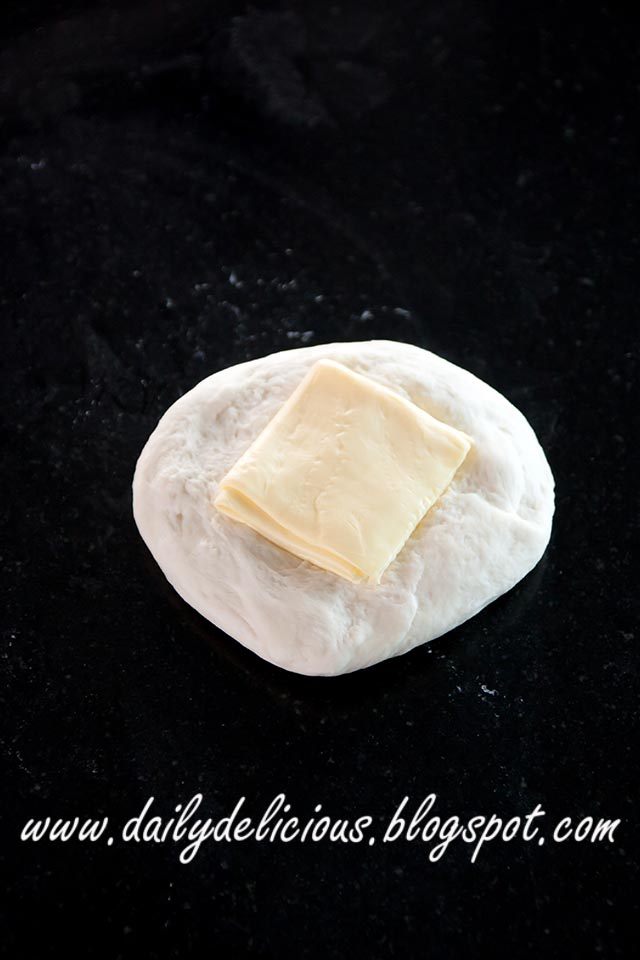 dailydelicious: Cheese filled Nan Bread: No oven needed.