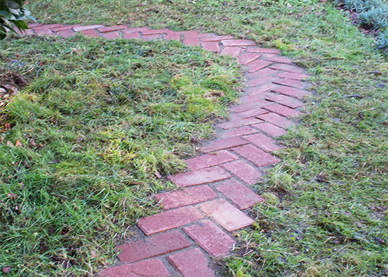DIY Herringbone Brick Garden Path HOW TO GUIDE / Reclaimed Brick Tile Blog
