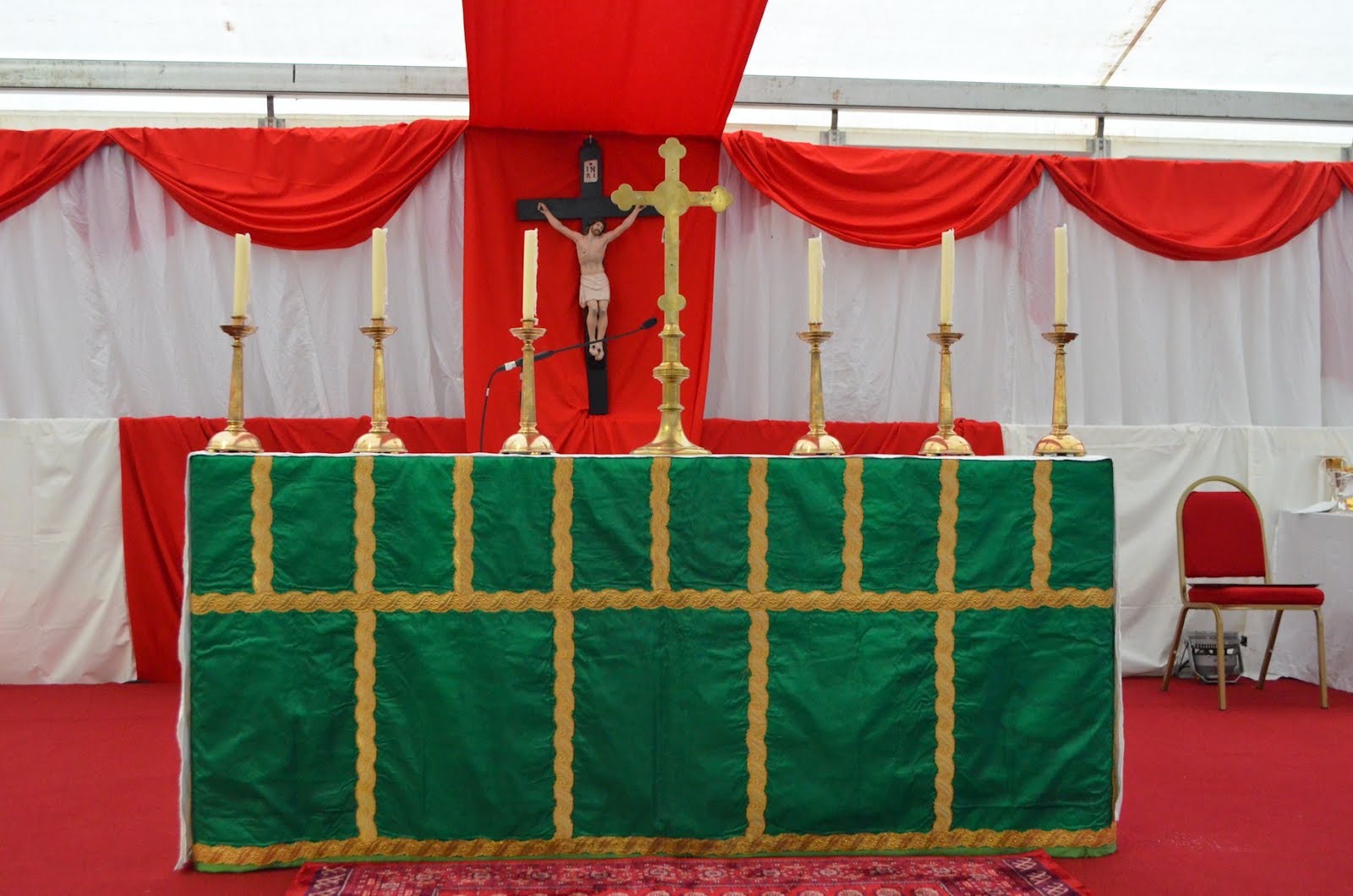New Liturgical Movement: Yet Another Outdoor Mass -- This Time from Ireland