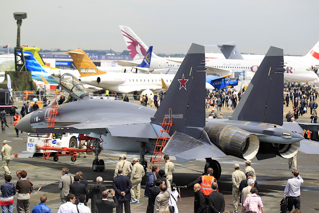 Pergelator: Sukhoi Su-35 thrust vectoring at the 2013 Paris Air Show