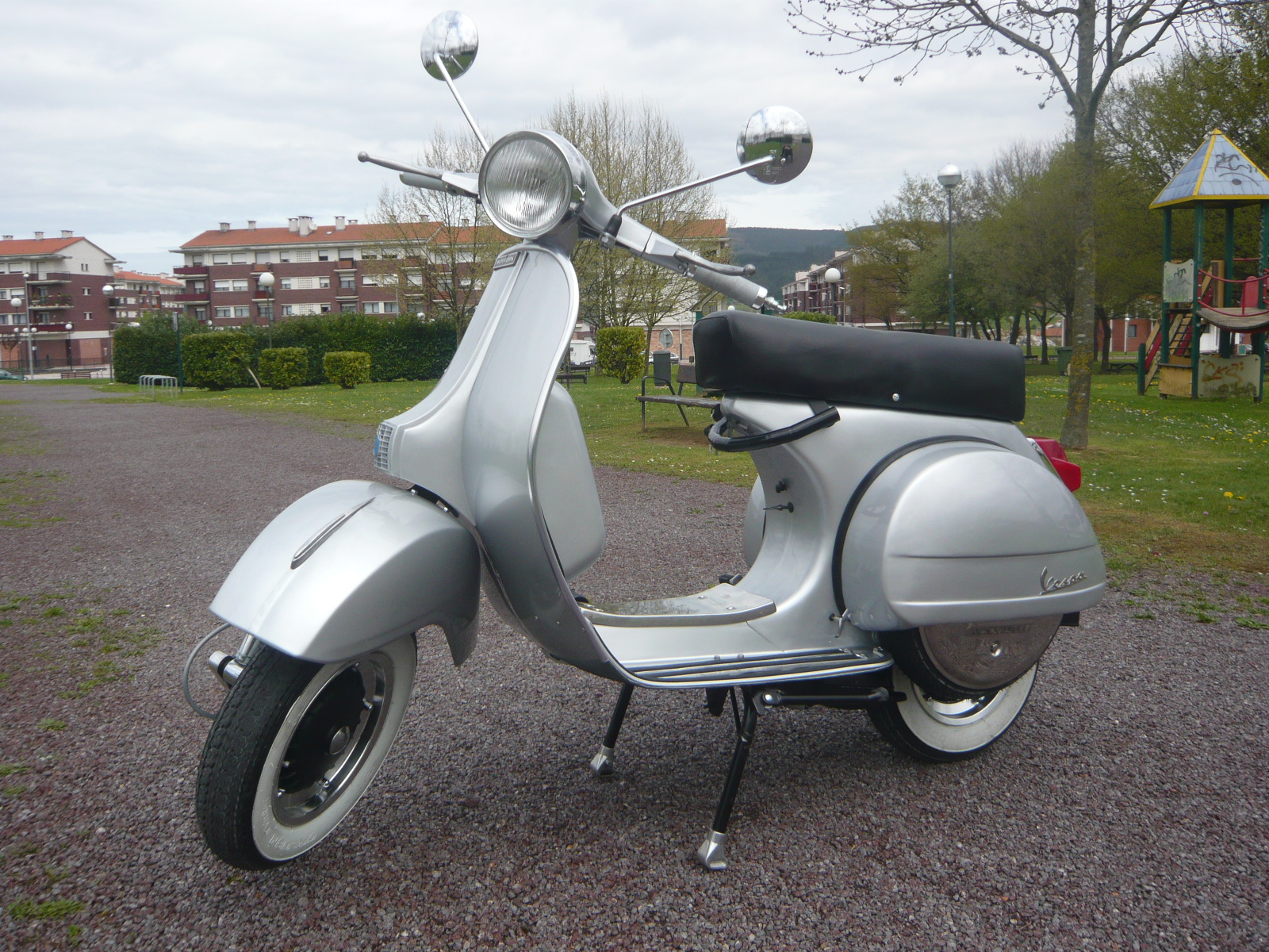 V Classics Motorcycles: Vespa 200 DS