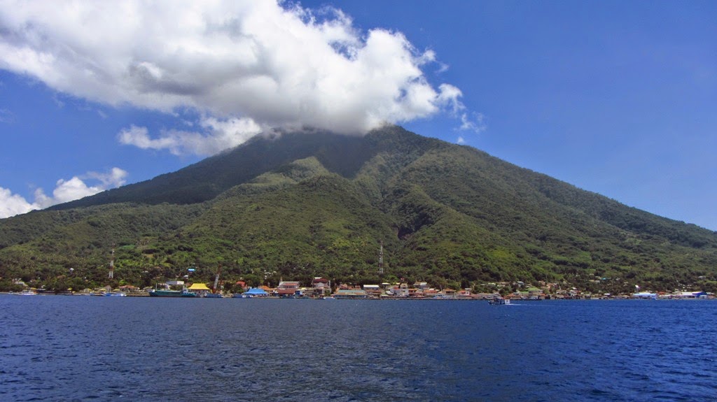 LET'S GO AROUND THE WORLD!!!: LAMAKERA, DESA PEMBURU PAUS DI PULAU SOLOR