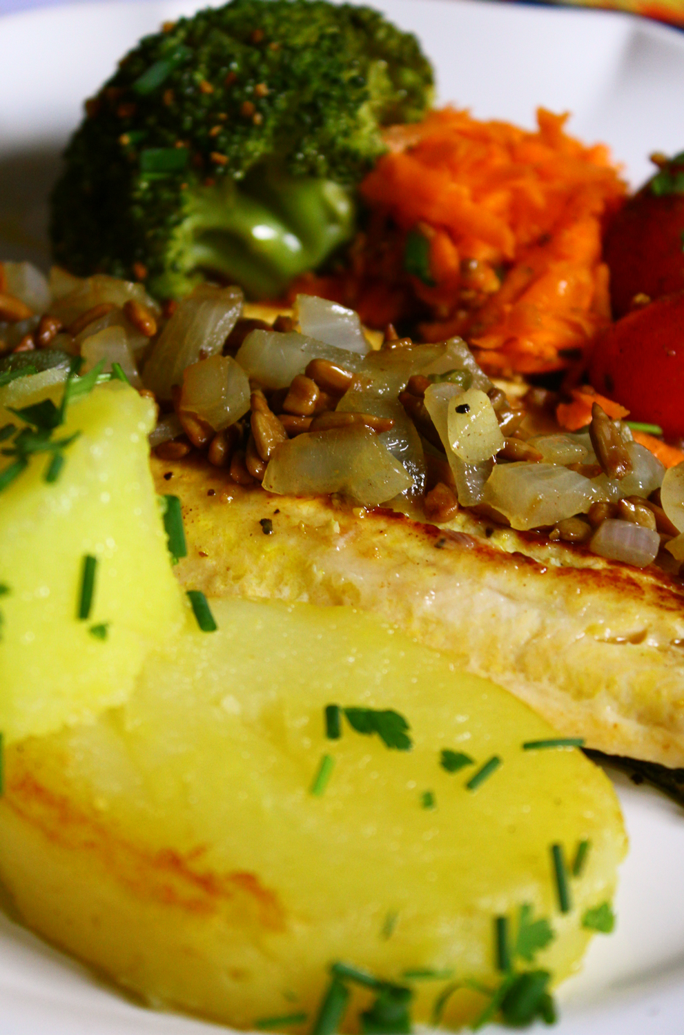 Truta grelhada com sementes de girassol