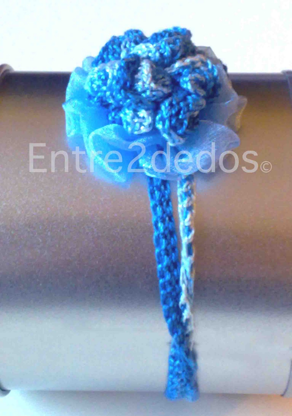 A mano, a ganchillo.: Pulsera flor azul.