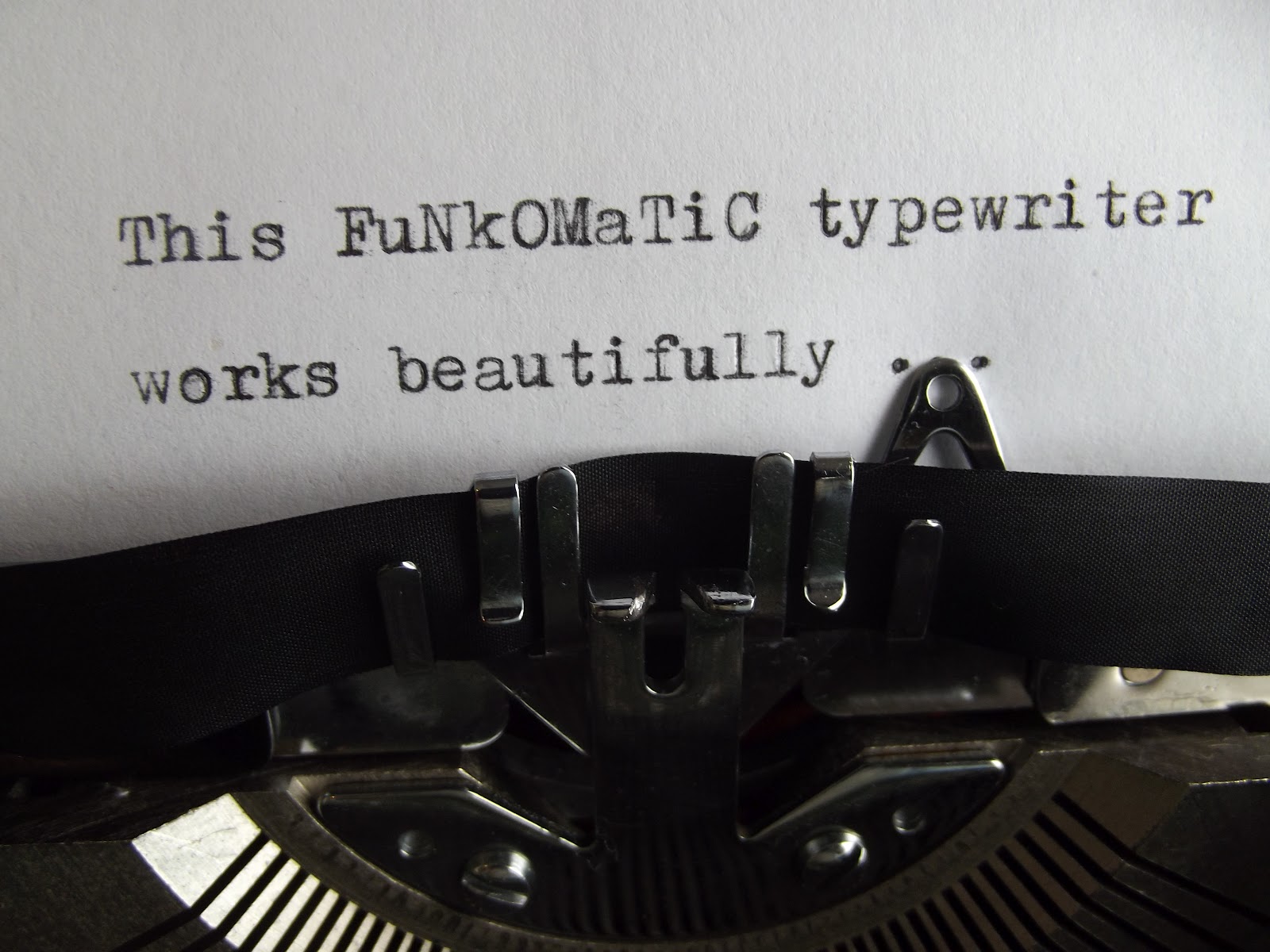 oz.Typewriter: FuNkY Atomic Retro Typewriter For Sale!
