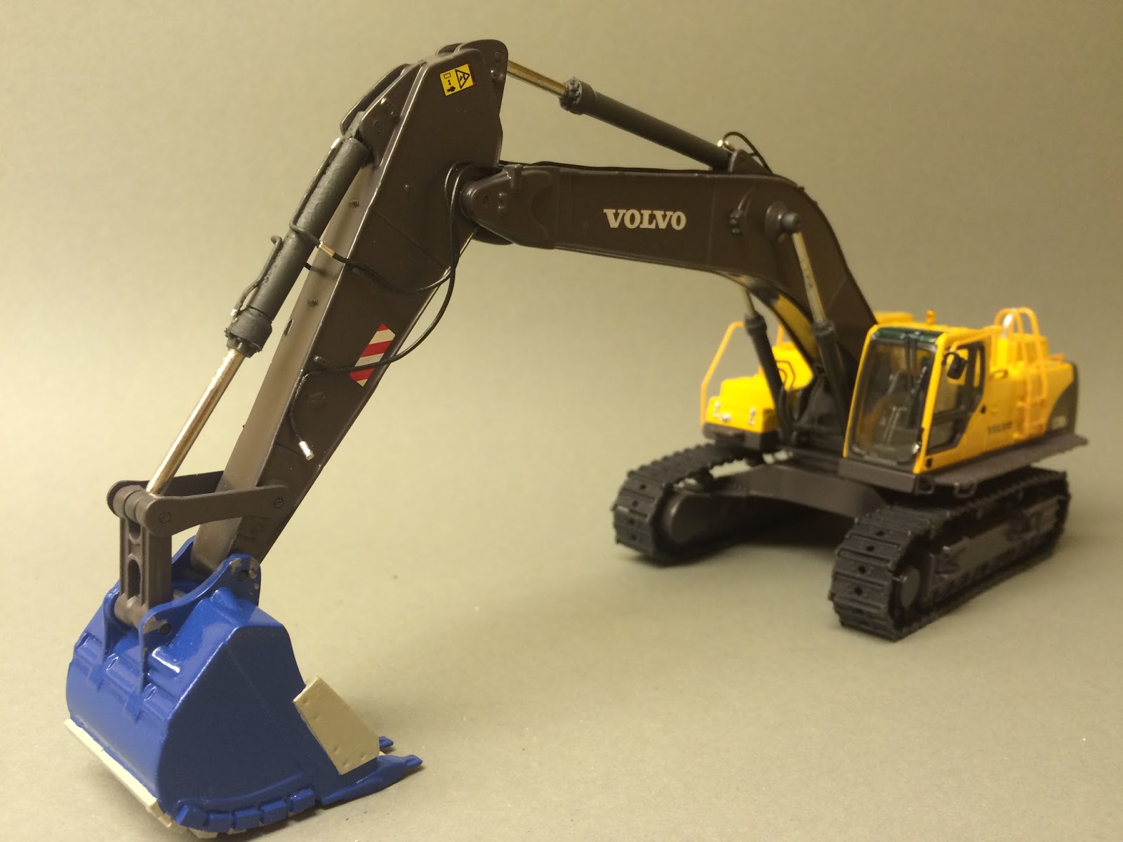 Freco Scale Models: Volvo EC700 with reinforced rock bucket