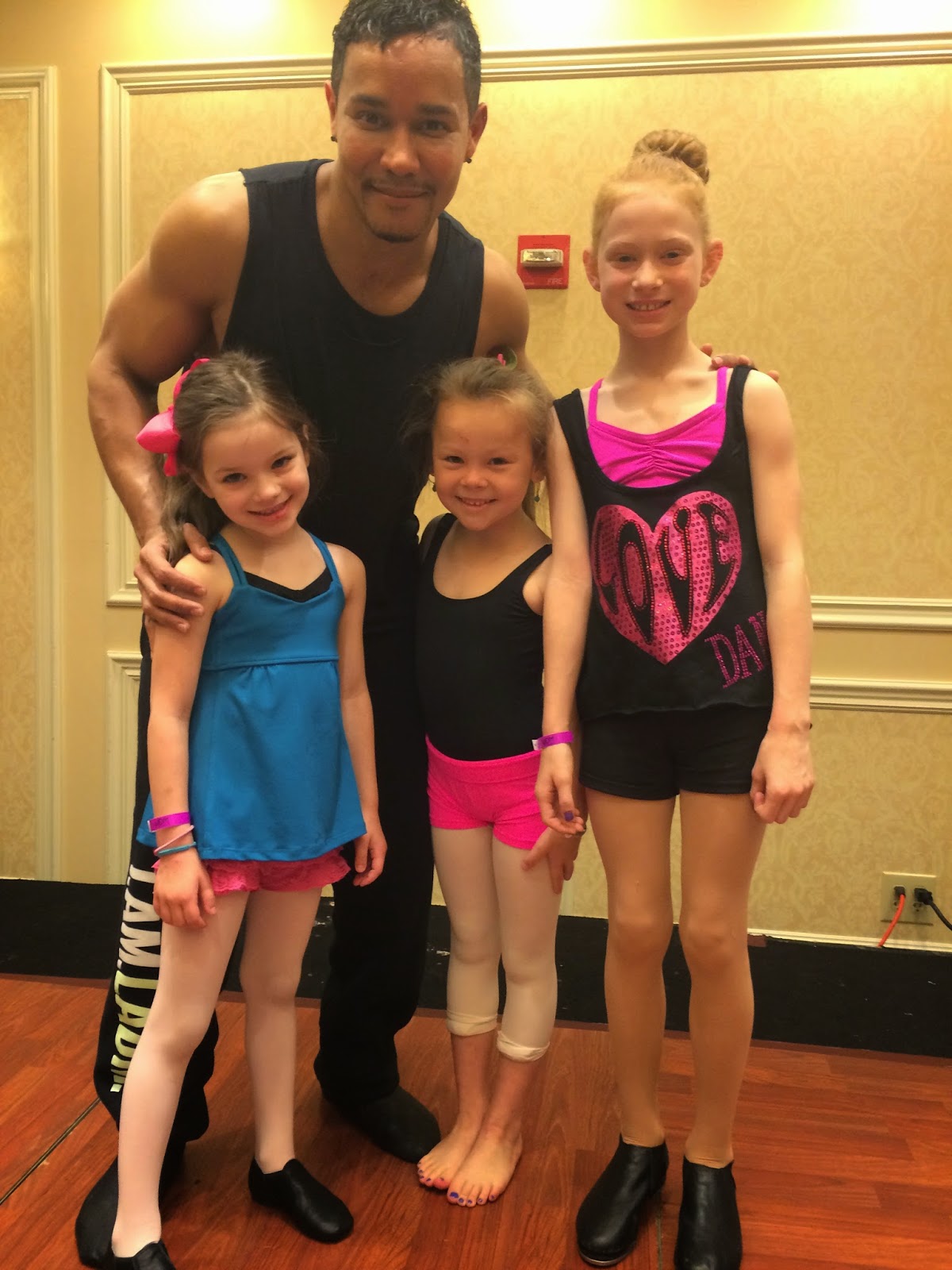 Mojoy: Dance competition, baby!