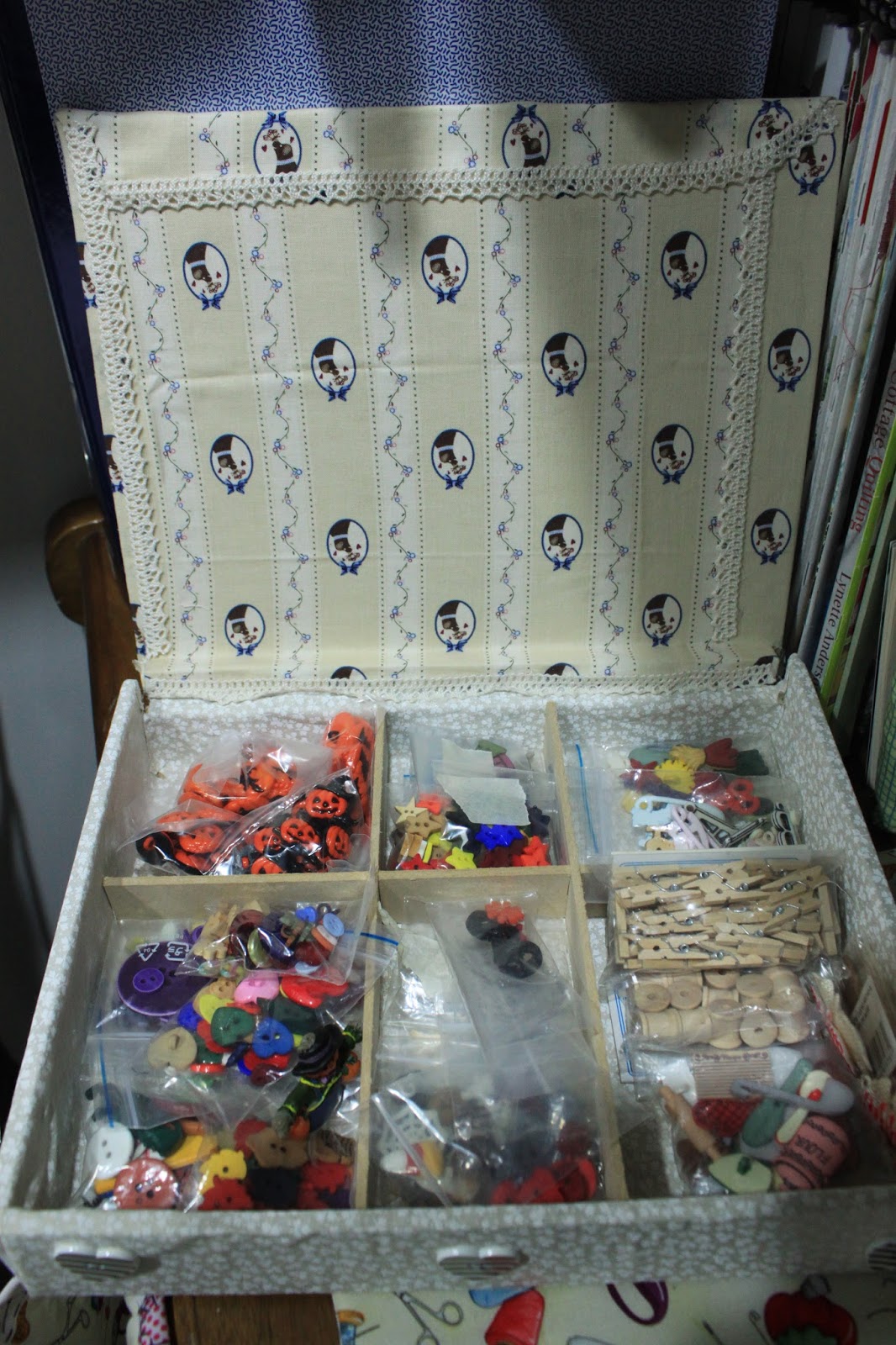 LABORES DE LILIANA: CAJITA FORRADA GUARDA BOTONES