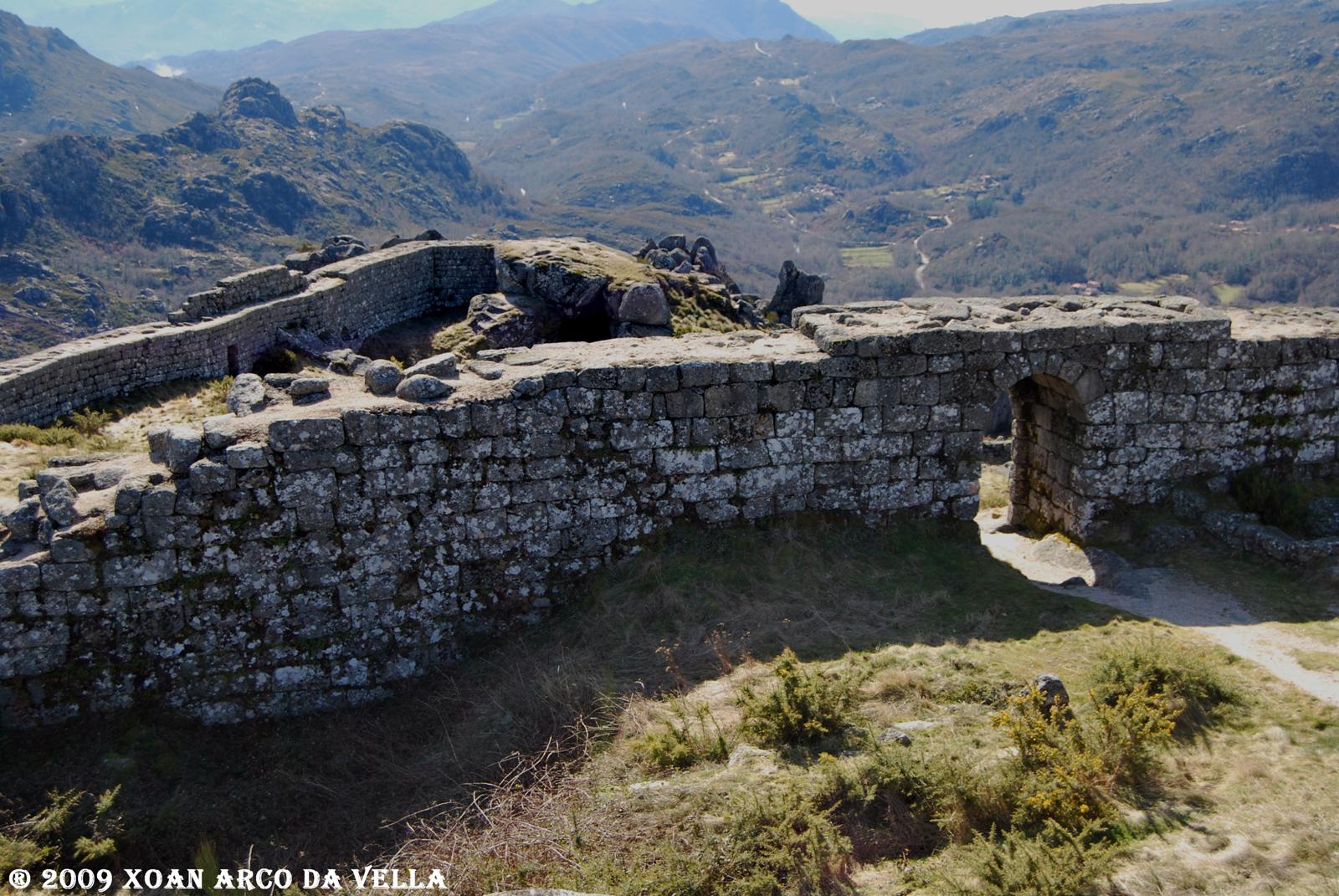 XOAN ARCO DA VELLA: CASTILLO DE CASTRO LABOREIRO