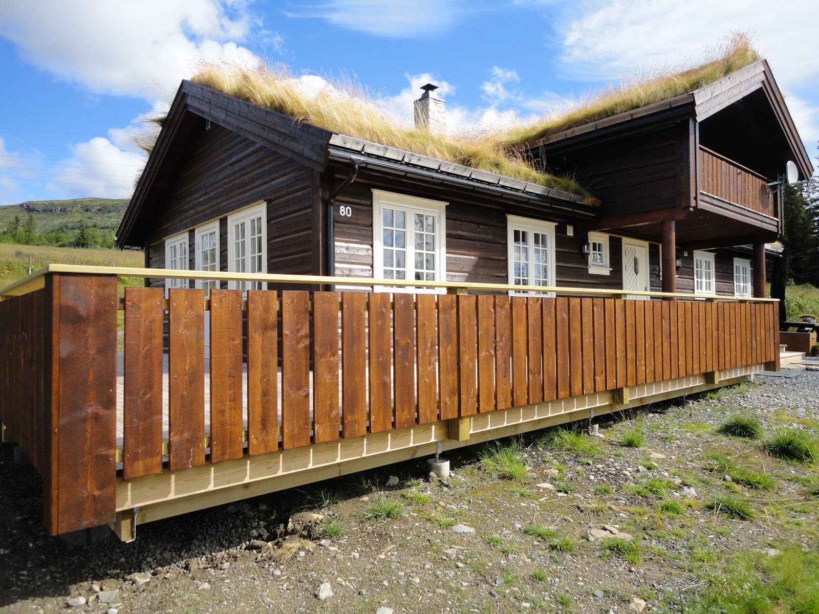 hyttebygging ved Skeikampen: Ferdig terrasse med rekkverk