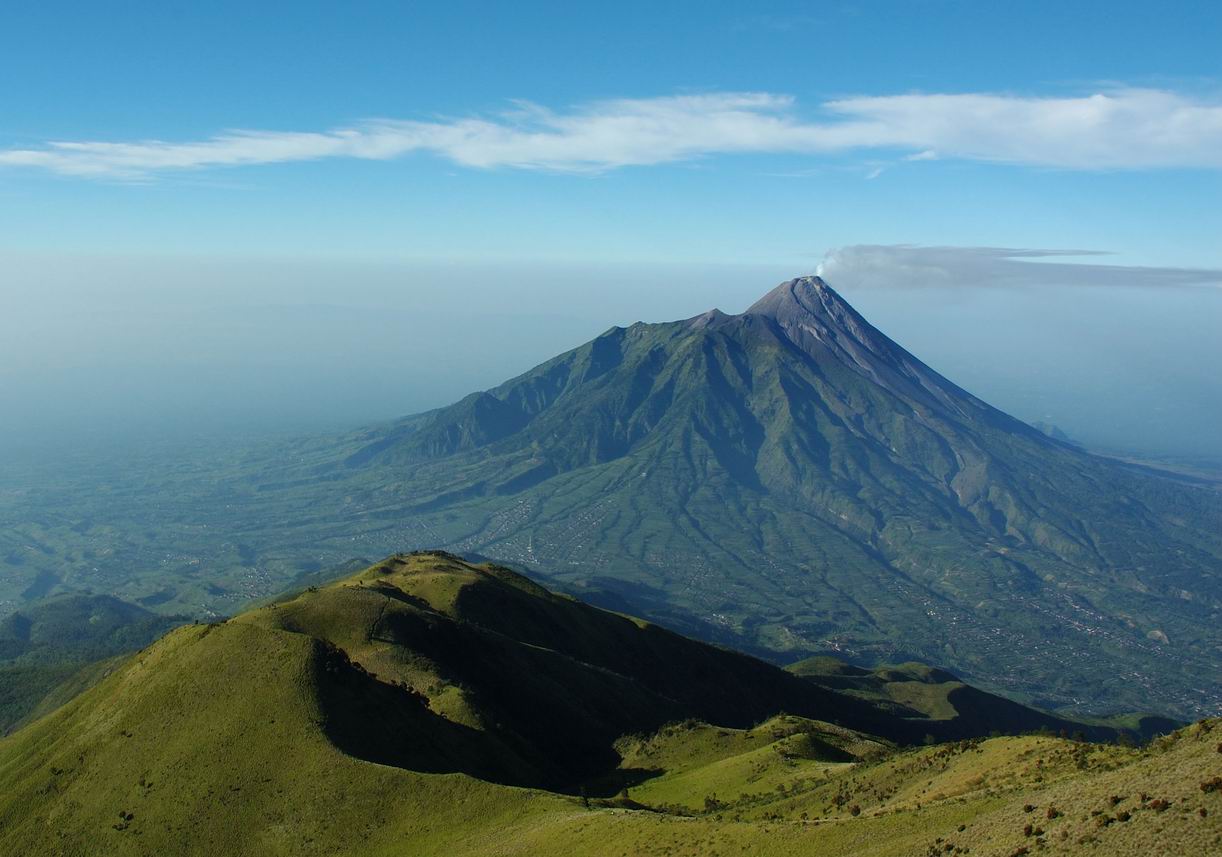 Indonesian Space Research: 5 Gunung Paling Angker Di Indonesia