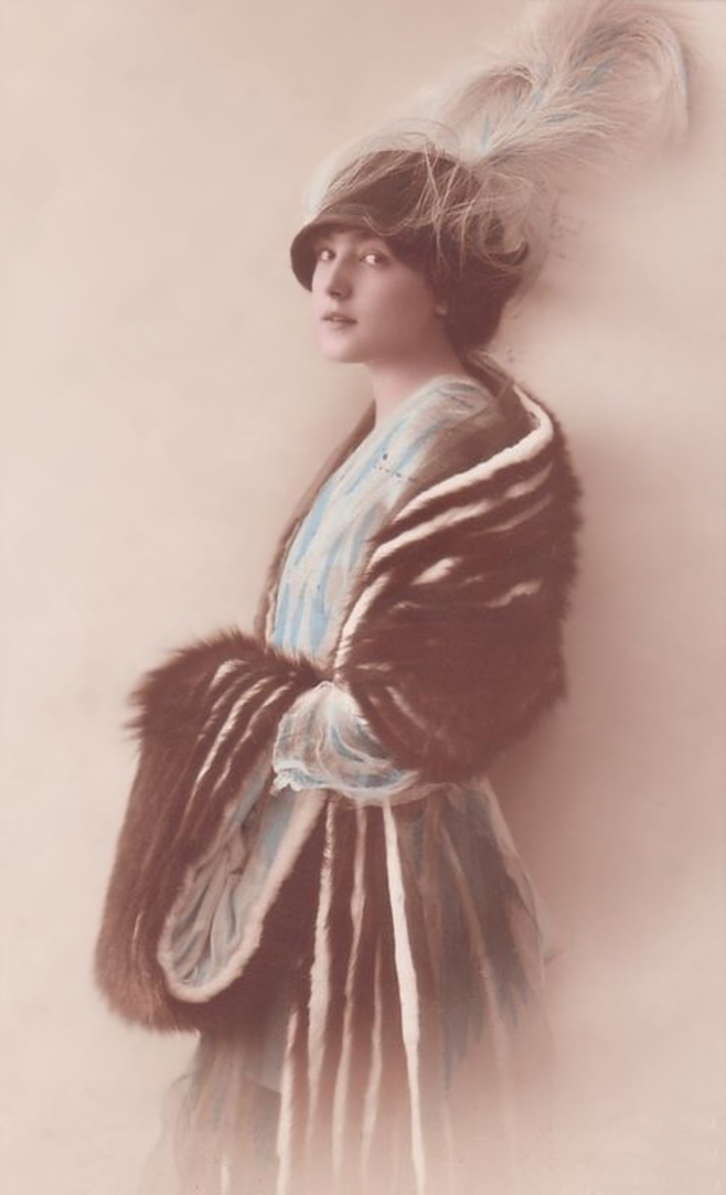 PearlModern: Treasure Hunting - Glamorous Ghosts In A Country Manor