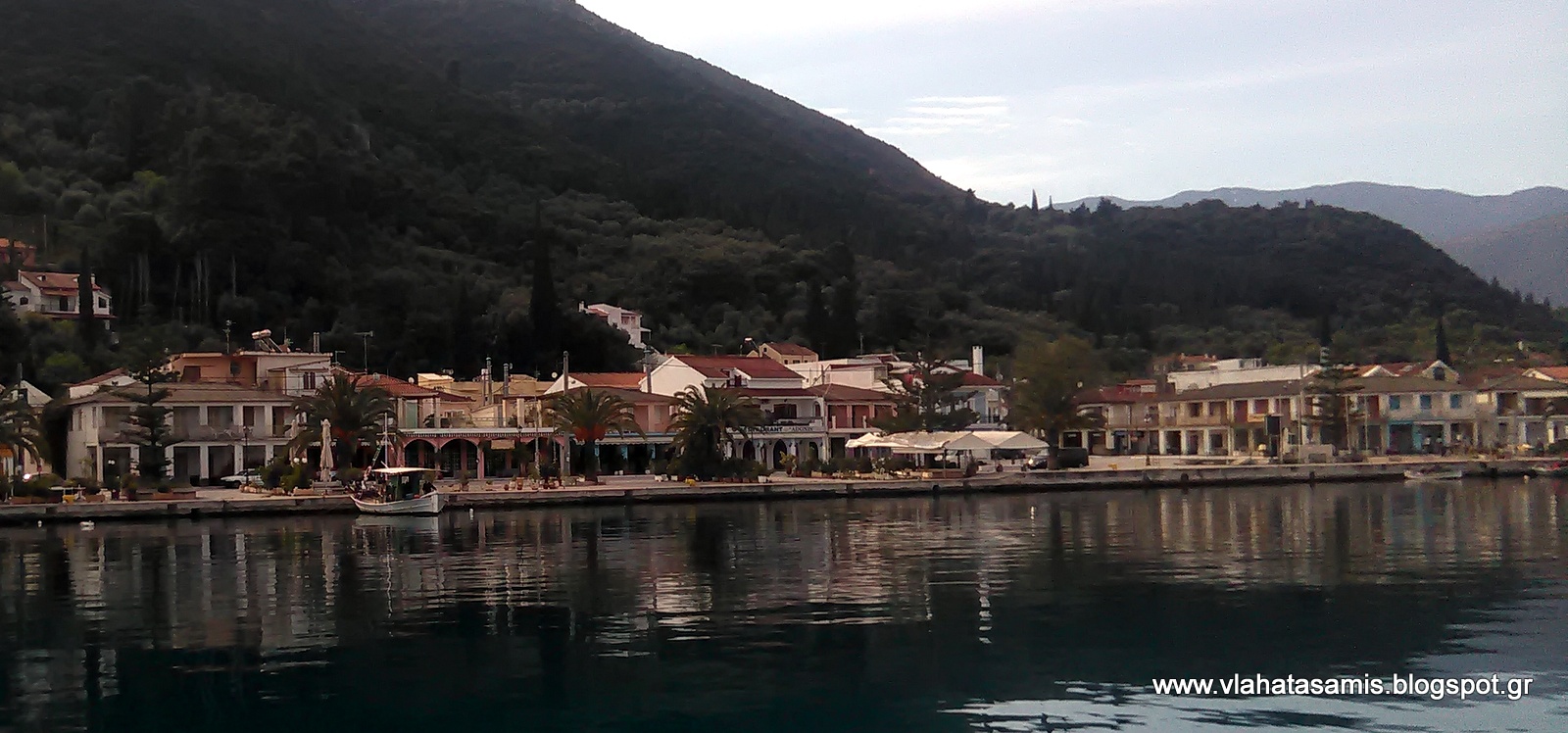 vlahata samis ΚΕΦΑΛΟΝΙΑ: Σάμη: Γκρεμίζονται οι τέντες στη παραλία.