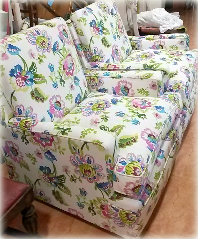 EL DESVÁN DE LOS TRASTUCOS: BUTACAS TAPIZADAS CON ESTAMPADO DE FLORES