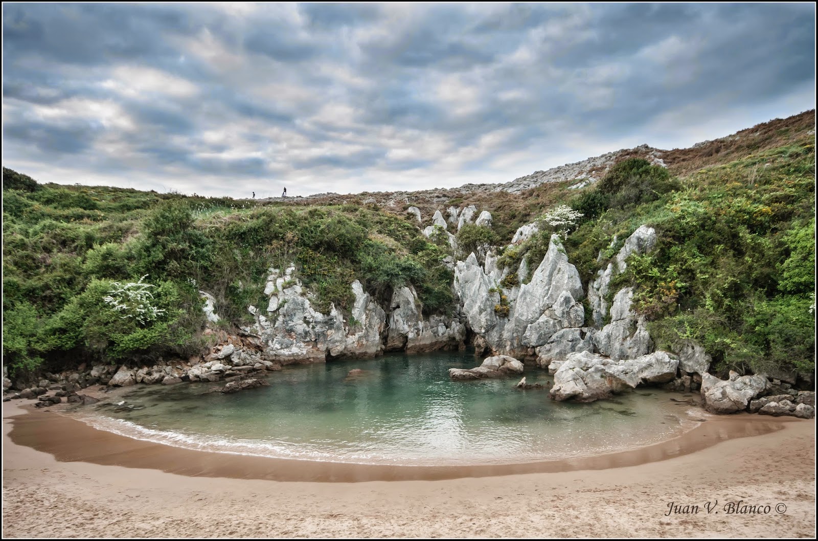 Juan V. Blanco - Fotografías: Playa de Gulpiyuri - Asturias