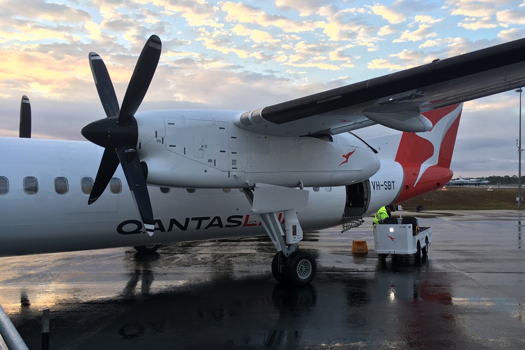 Central Queensland Plane Spotting: QantasLink Dash-8-Q300 VH-SBT ...
