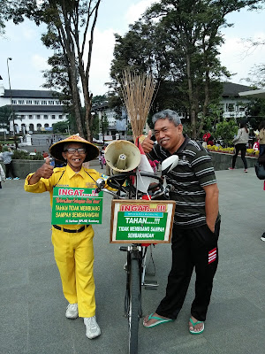 Sosok : Pak Sariban dan Kota Kembang Bandung | Sandbox