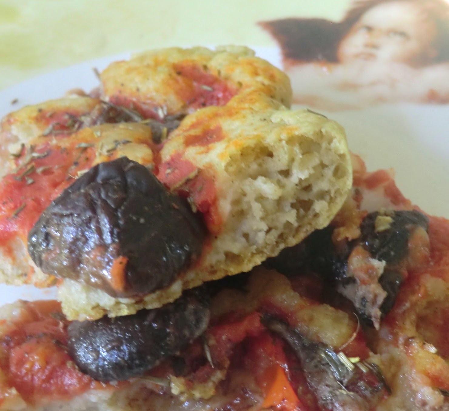 Pizza rapide à la farine de riz, shïtakés, tomates confites et ortie ...