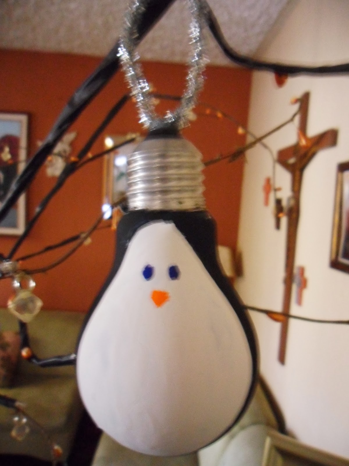 ManualidadesySecretos: PINGÜINOS PARA NAVIDAD RECICLANDO FOCOS