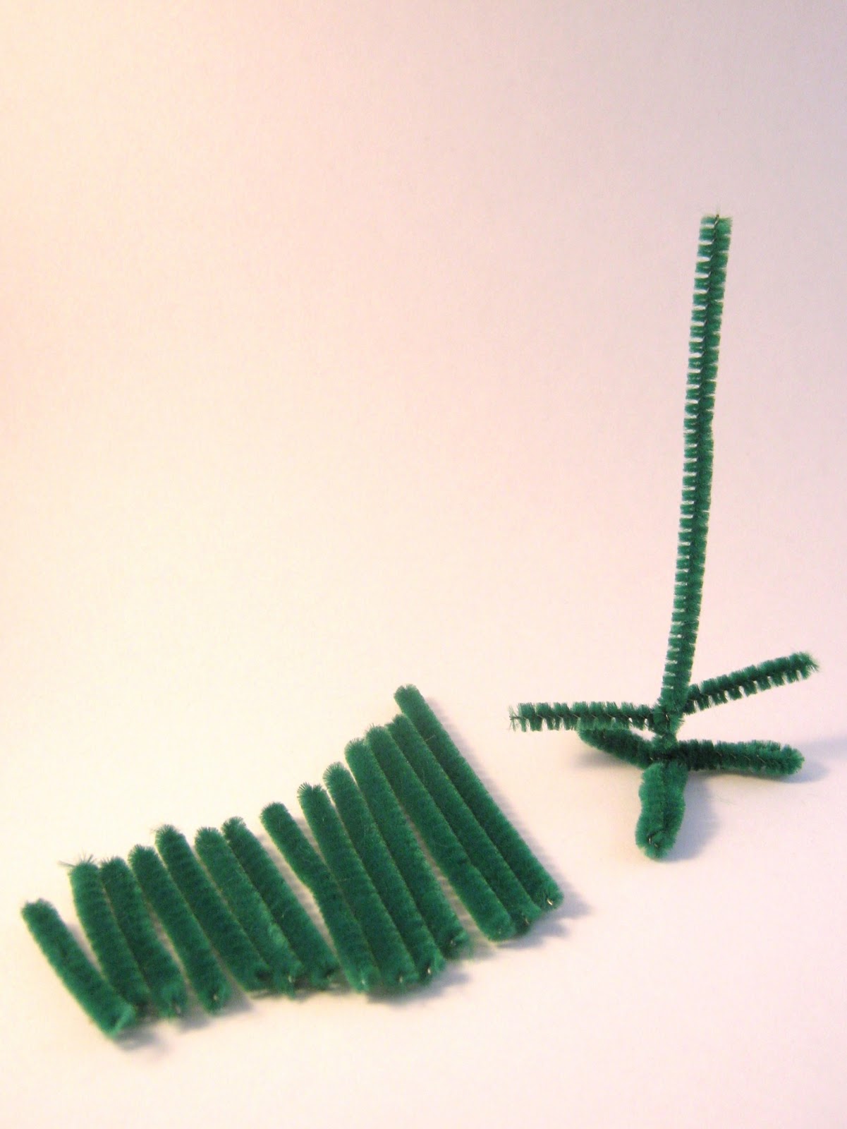 The Craft-Arty Kid (Old blog): Pipe cleaner Christmas tree