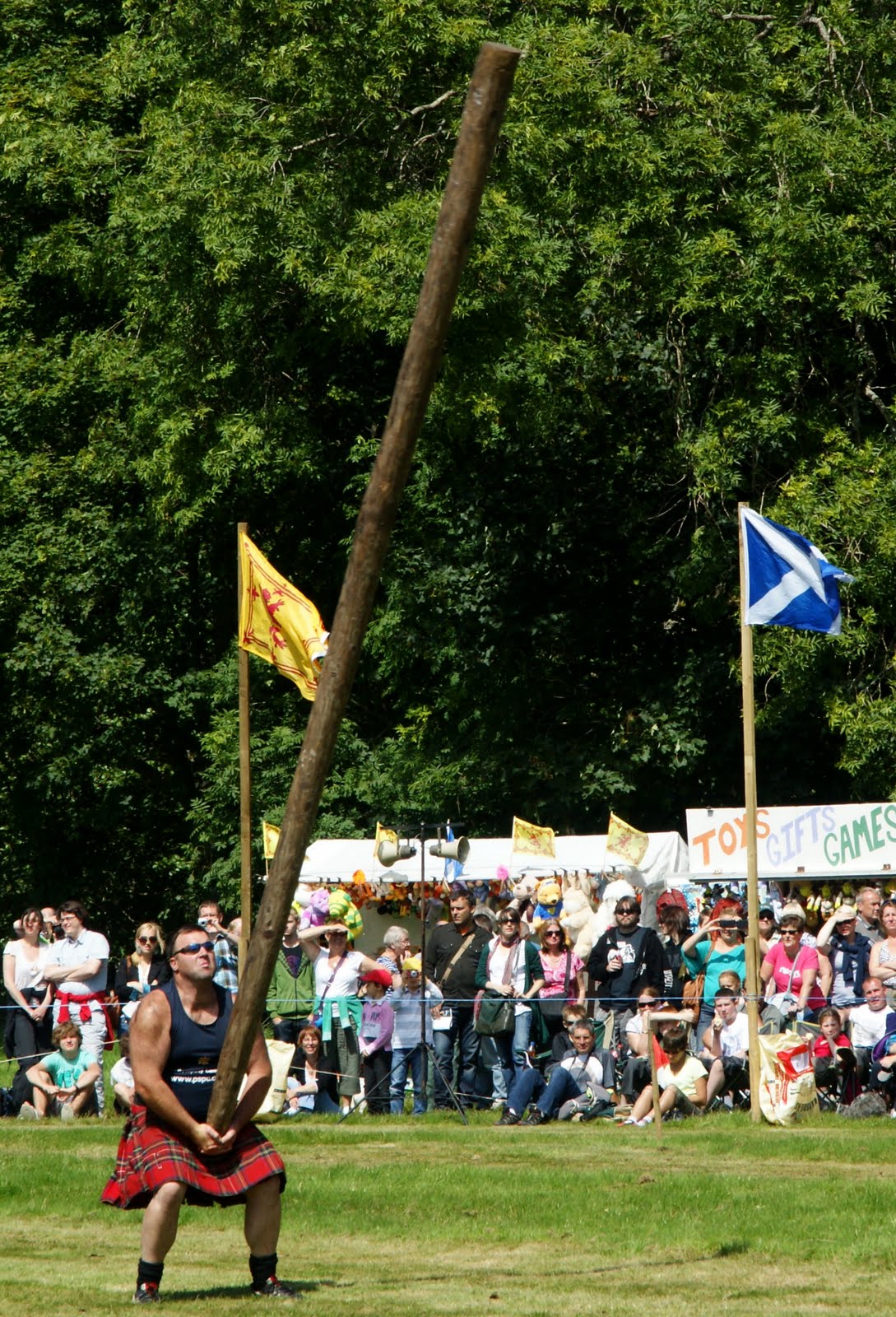 Tour Scotland: Tour Scotland Photographs Tossing The Caber Lochearnhead ...