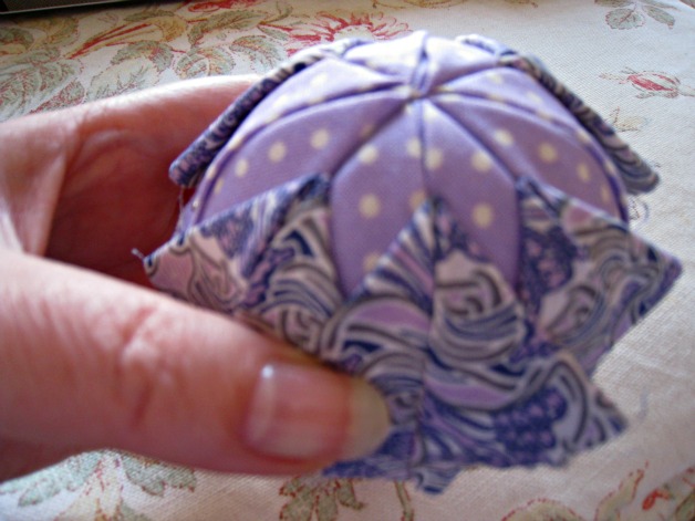 RosMadeMe: No Sew Quilted Ball - Christmas Tutorial No 3