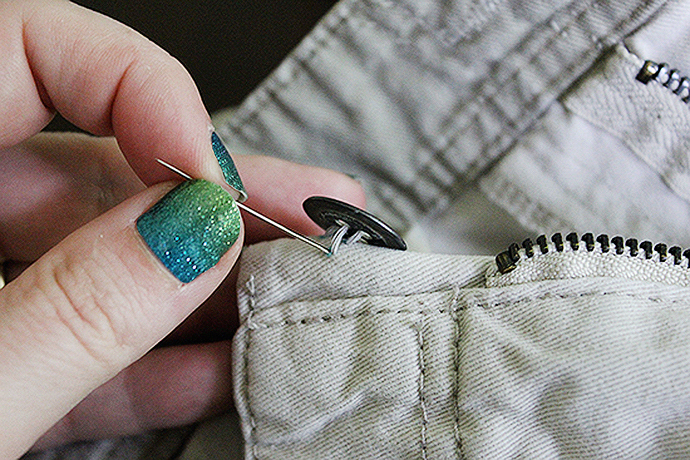 Southern Mom Loves: How to Sew a Button on Quickly #Lifehack