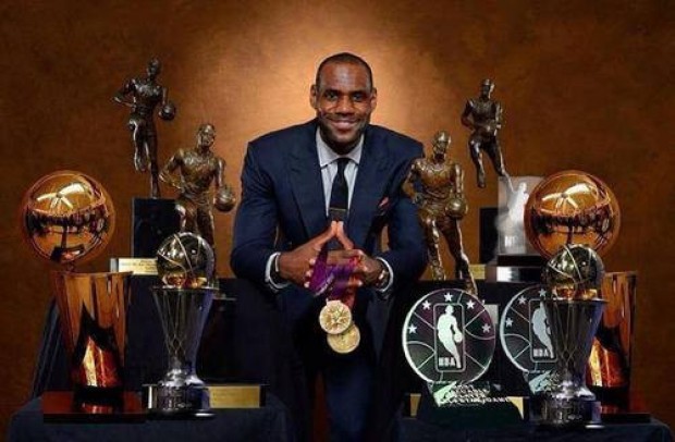 LeBron James ''El rey'' posa con todos sus trofeos ~ Noticias Mundial 3D