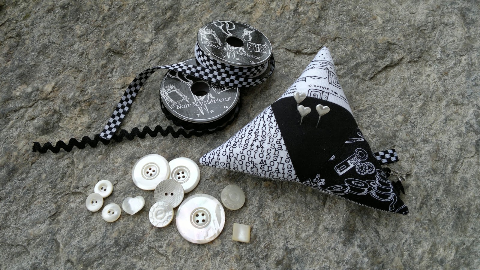 Ella & Nesta's Little Room: How to make a Triangle Pincushion - Tutorial