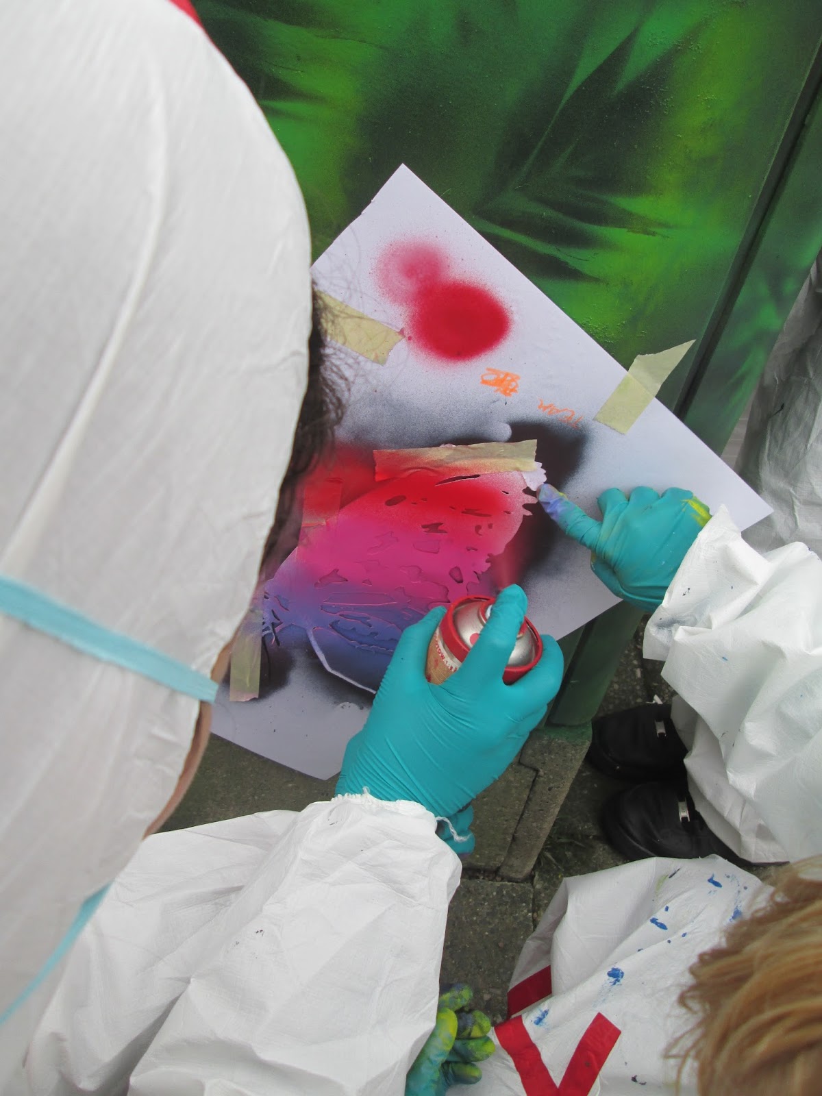 Stromkasten-Styling: Letzter Sprühtag in der Peter-Witte-Grundschule