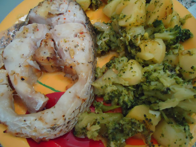 Doce Tentação: perca no forno com batatas e brócolos salteados