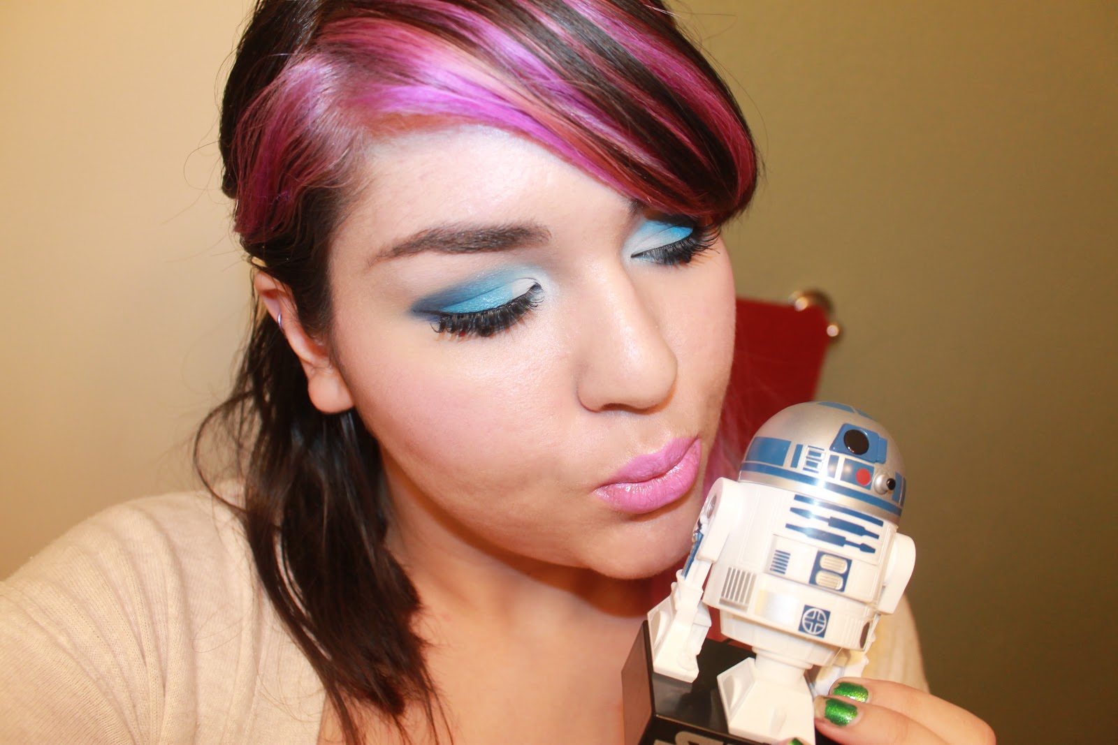 The Dark Side of Beauty: Tutorial: Artoo Girl
