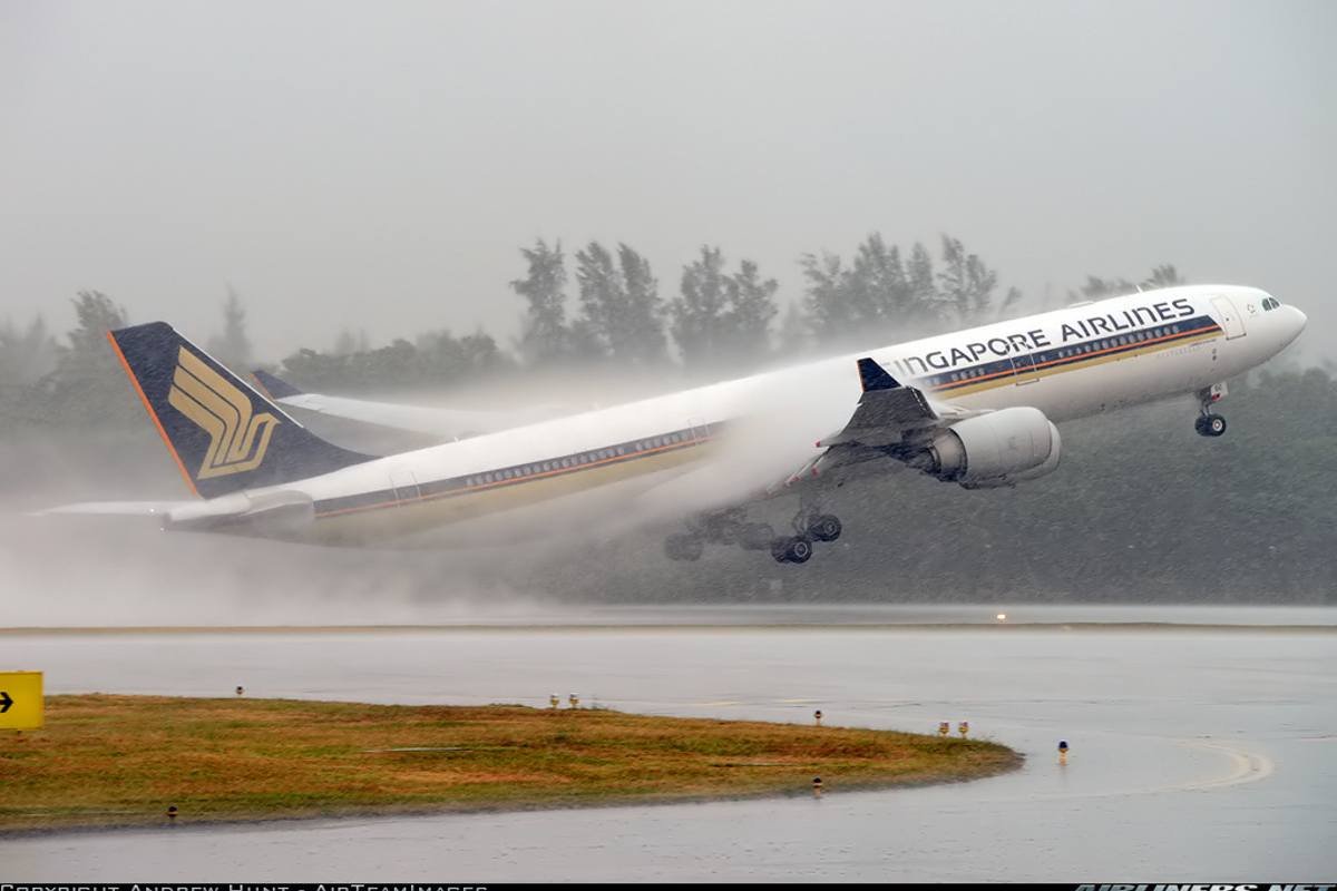 Charles Ryan's Flying Adventure: Singapore Airlines Airbus A340-500 ...