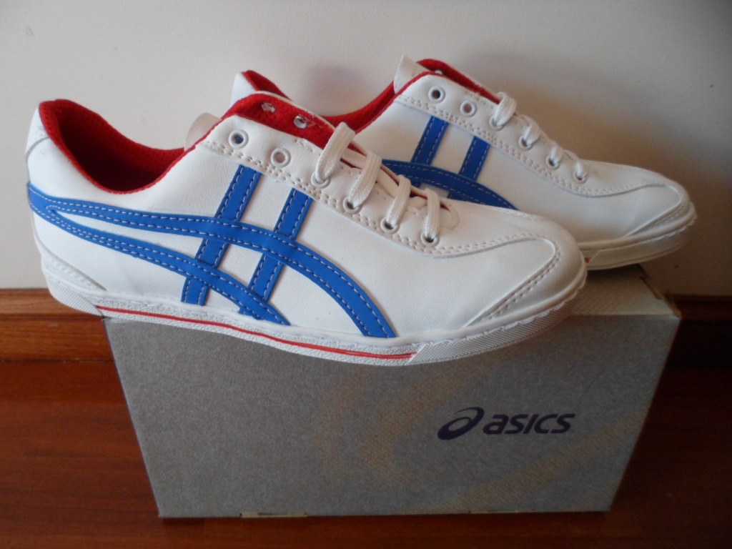 Sapatilhas de várias marcas conhecidas. Preços: 30 e 35 € (exceto ...