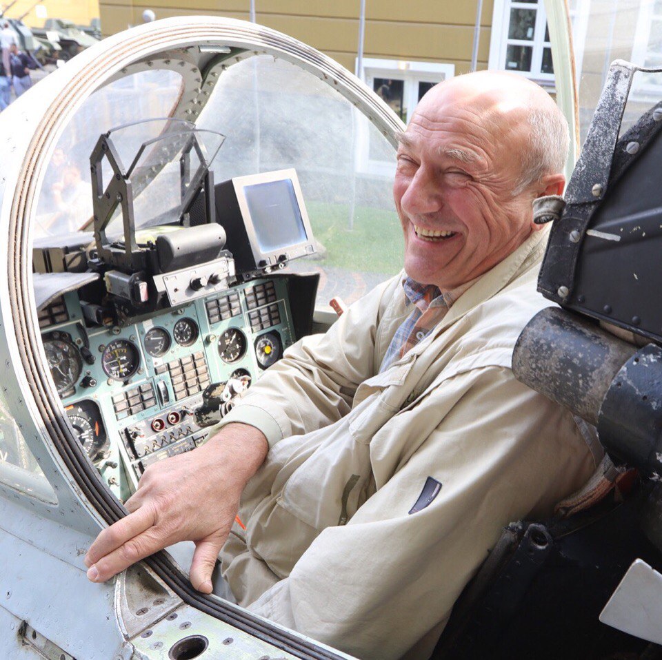 Historia y tecnología militar: Andreiy Sinitsyn junto a "su" Yak-141