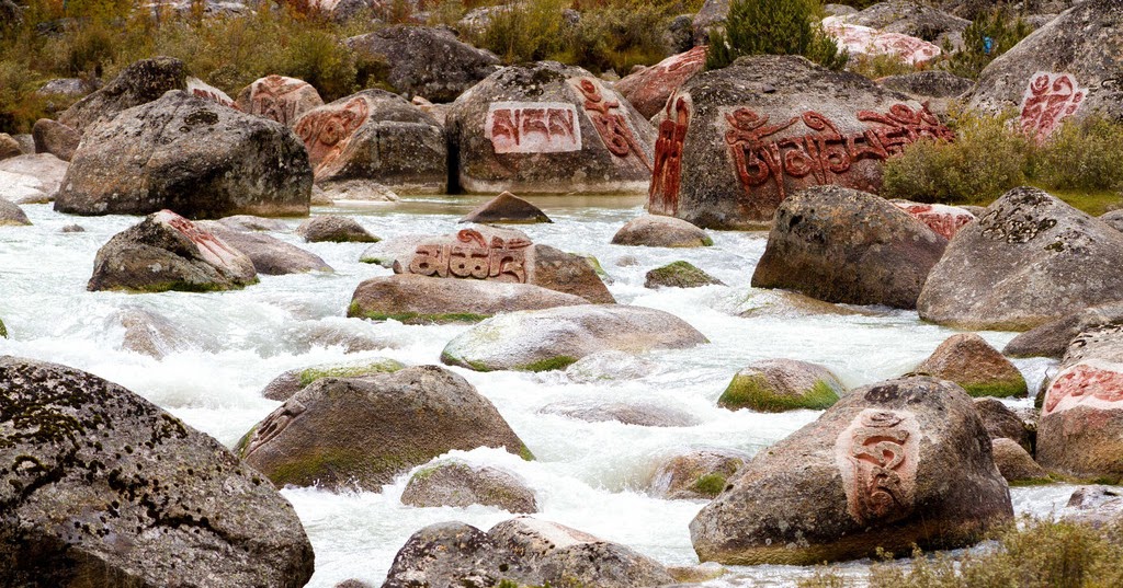 Derge, sebuah kota kuno yang terletak di pegunungan yang tertutup salju ...