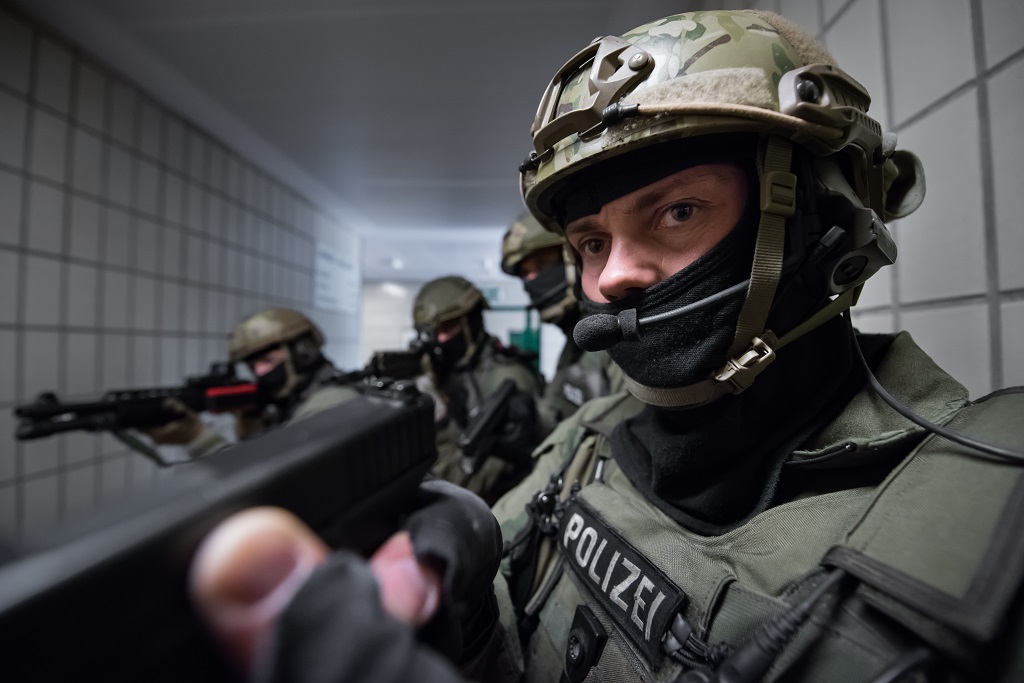 STRATEGIE & TECHNIK: Eine "Vierte" für die "Neuner" - GSG 9 der Bundespolizei soll weitere ...